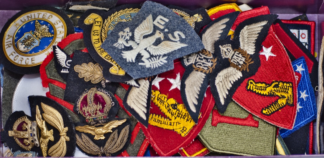 596 - Assortment of US and some British military patches (cloth badges...